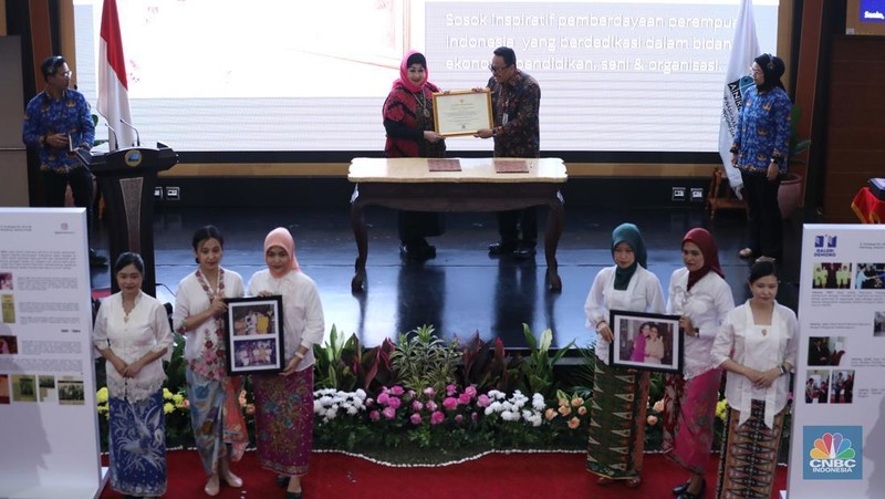 Momen Pengusaha Dewi Motik Menyerahkan Dokumentasi Pribadi ke ANRI ...
